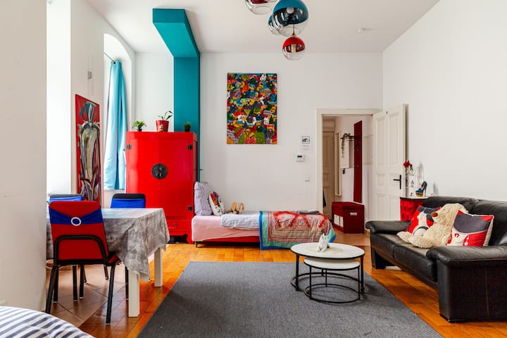 Apt "Dancing Queens" In The Middle Of Everything - Kreuzberg