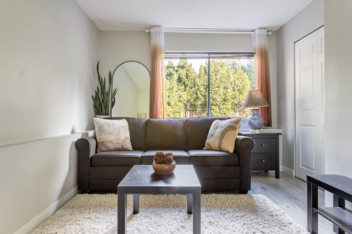 Amazing 1 Bedroom Ground Floor Home, Stunning Area - North Vancouver