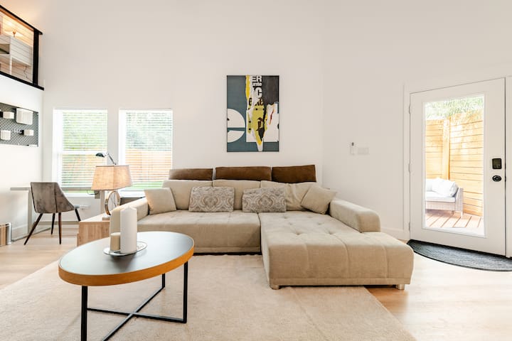 Modern New Build, Luxury Cottage, Always Power! - Houston, TX