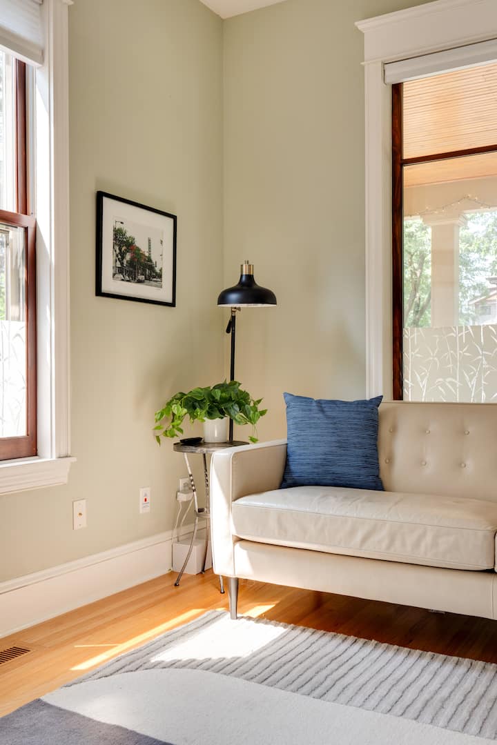 Sunfilled Home In Uptown Mpls By Lake Of The Isles - Minneapolis, MN