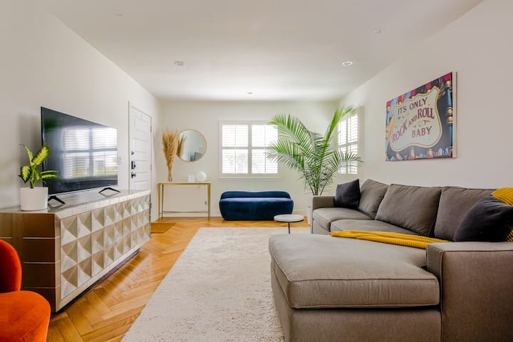 Sunny Venice Bungalow, Lush Backyard Garden - Venice Beach, CA