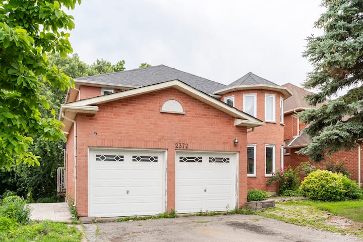Lovely 2 Bedroom Ravine + Free Parking - Pickering