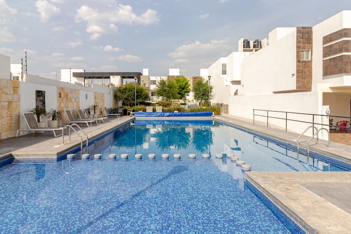 3 Hab, 7 Camas, 2 Baño, Fact Alberca, Y 3 Parking - Querétaro