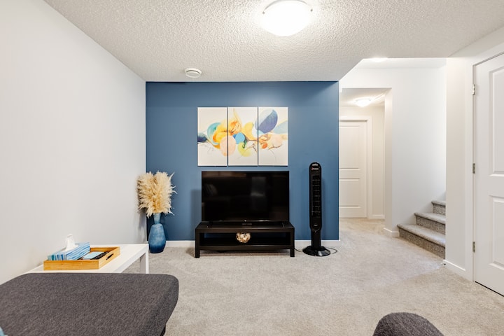 Luxe Suite Near West Edm Mall & River Cree Casino - Alberta