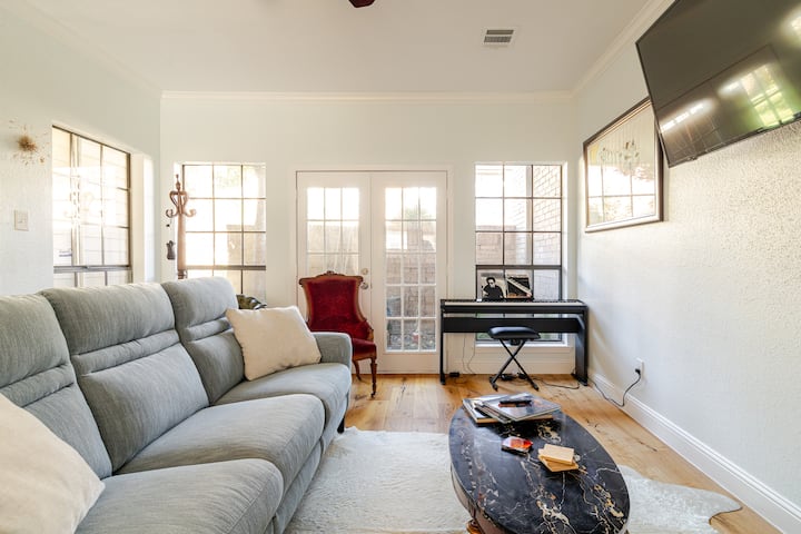 Bright & Cozy Townhome | Pool & Skylights! - Memorial - Houston