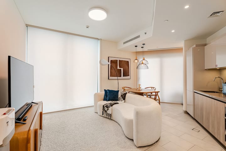 Stylish 2br W/ Balcony | Close To Downtown Dubai - Dubai