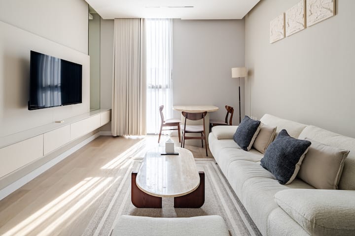 1 Br Luxury Apt. By Aj Aljada - Sharjah