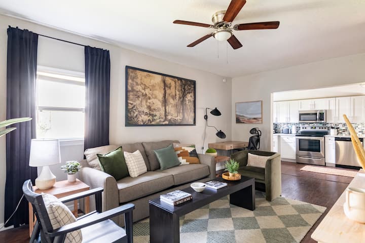 Modern 2br Bungalow W/ Fenced Yard | 3 Min To Zoo! - Tampa, FL