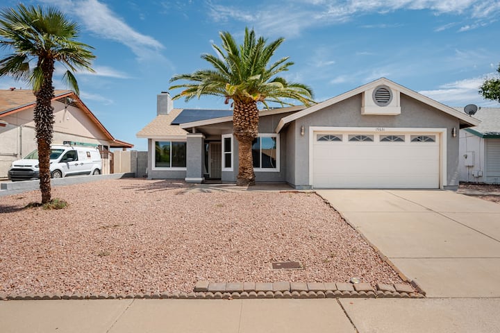 Beautiful 3 Bedroom Pool Home - Phoenix