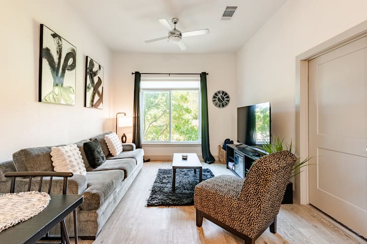 Riverwalk Oasis: Luxury Apt + Pool & Parking - San Antonio, TX