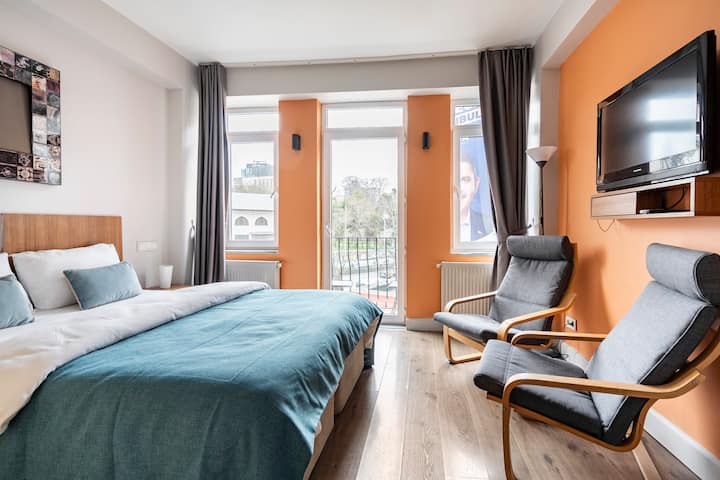 Center Location Large Studio With Balcony - Istanbul
