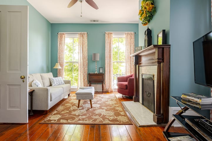Victorian Bakery Apartment - Savannah, GA