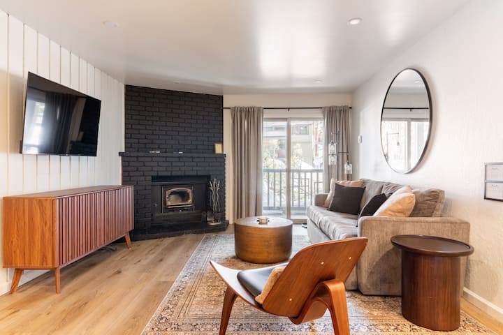 Steps To Canyon | Mid-century Condo + Fireplace - Mammoth Lakes, CA
