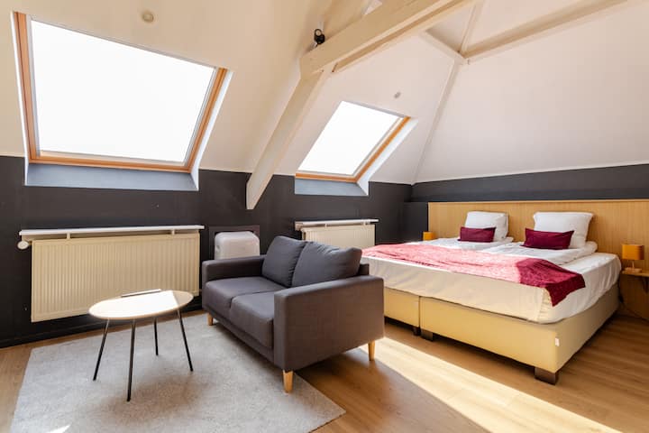 Serene 1br Retreat Near Square Market & Museum - Brügge