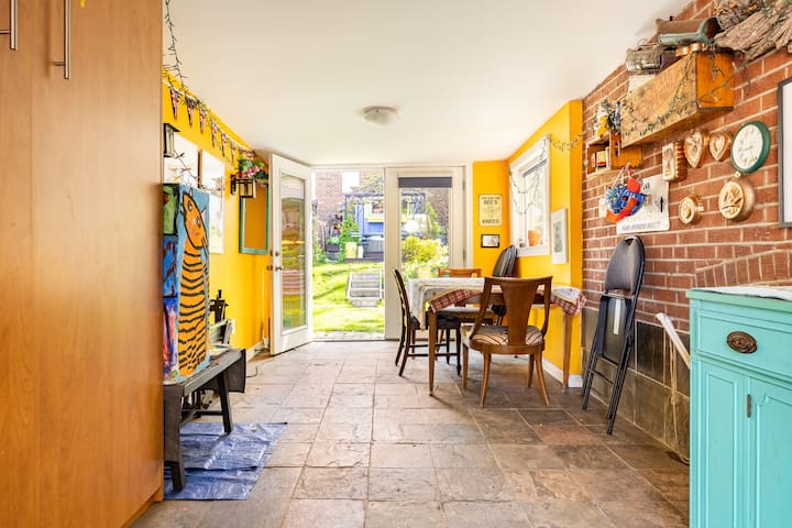 Honey House In The Beach - Toronto