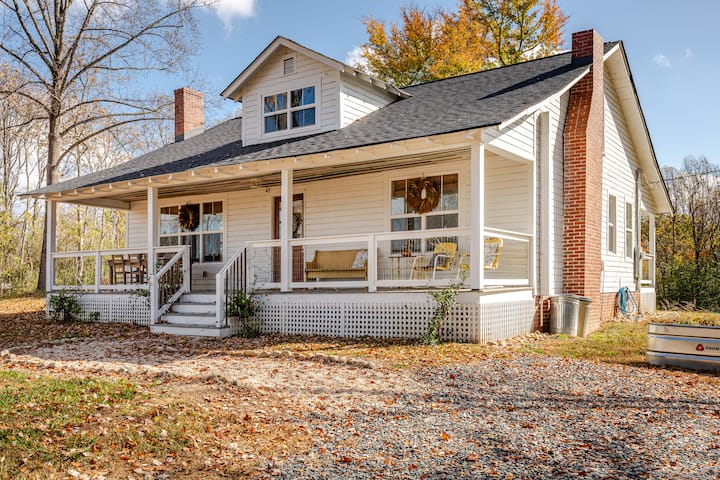 Secluded Mountaintop Cottage On 10 Acres - Danbury, NC