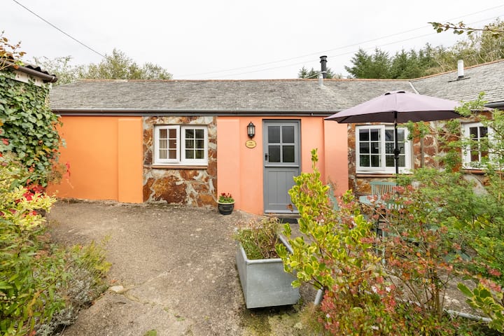 Explore The South West Coast Path From This Cosy Cottage - Devon