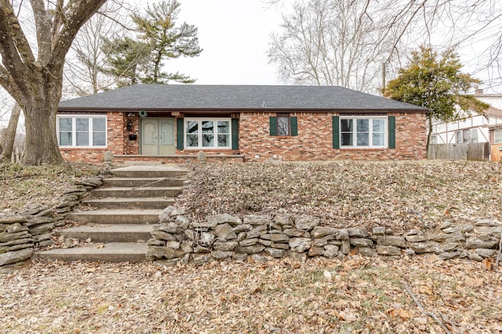 Spacious Brickhouse Near Downtown- Sleeps 15 - Springfield, MO