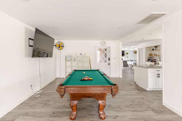 Spacious House Near Downtown- Sleeps 15 - Springfield, MO