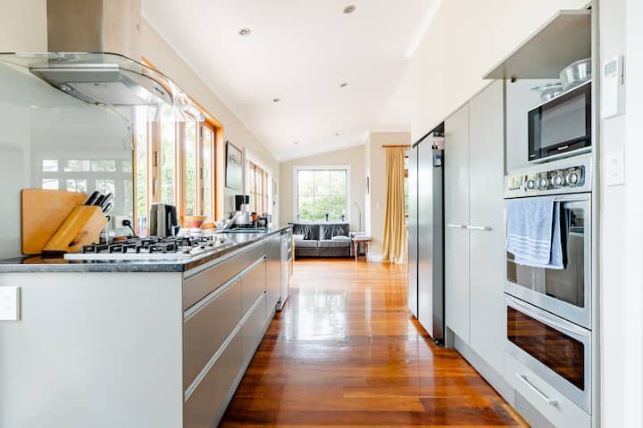 Sunny, Vibrant City Fringe - Wellington, Nueva Zelanda