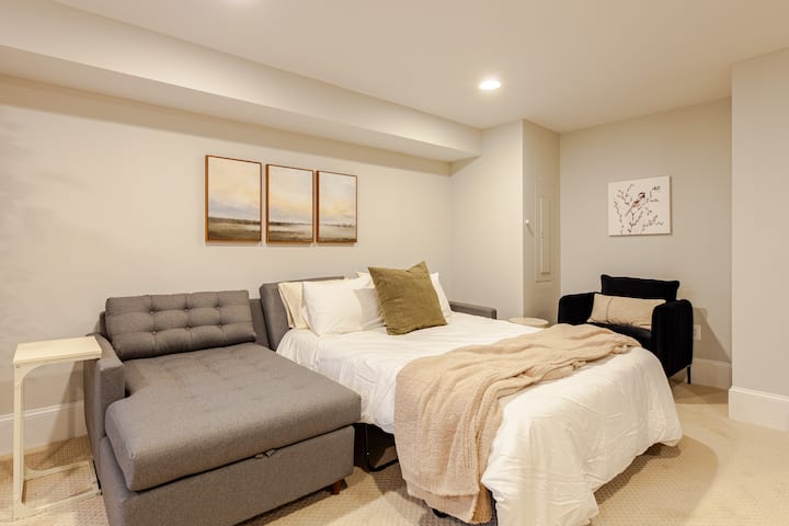 Private Garage Parking + King Bed. Walk To Metro - Washington, DC