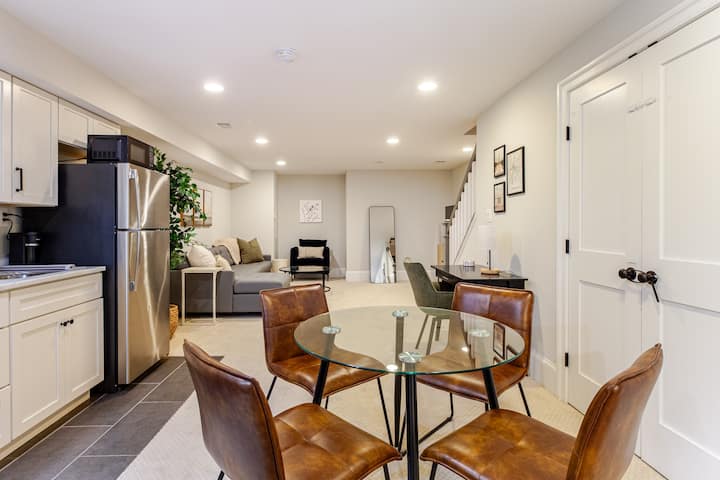 Private Garage Parking + King Bed. Walk To Metro - Washington, D.C.