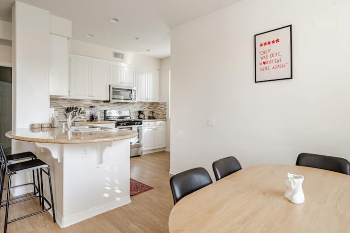 2bed: Bright & Airy | 5 Mins Disney W/ Pool Views - Anaheim, CA