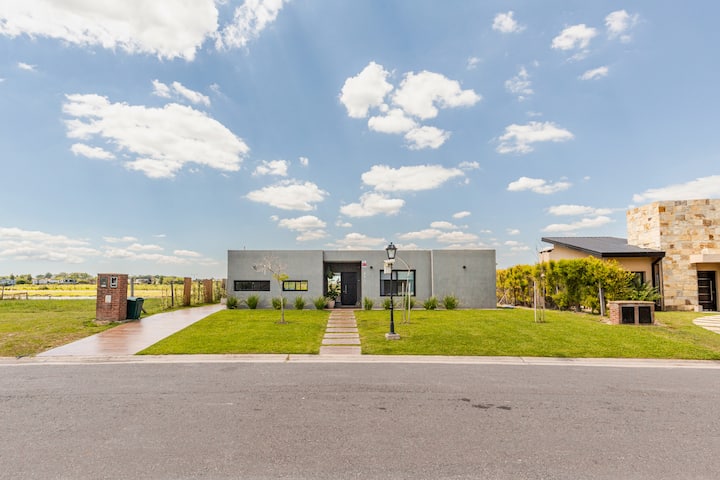 Cozy House With Lake View - Villa Rosa