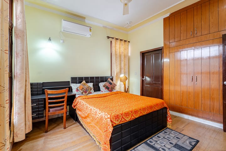 Peaceful Bungalow • Kitchen • Wi-fi • Private Lawn - Gurugram