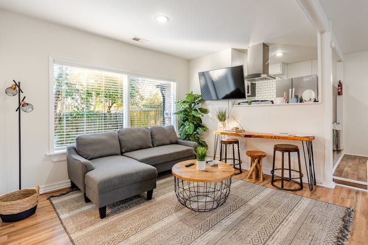 Newly Renovated 2br | 10 Min To Usc + Fort Jackson - Columbia, SC