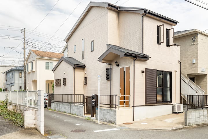 藤沢市内独立一户建  适合大家庭和团体 ,3间卧室,免费停车位 近镰仓、江之岛等景点 - Fujisawa