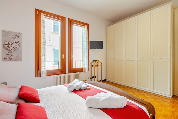 Historic Center, W/garage, - Desenzano del Garda