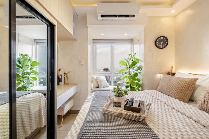 Your Suite Escape 
Disney+ Netflix Queen Bed - Quezon City