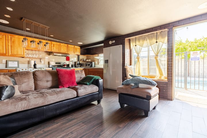 King Bed - Pool Front - 7 Min To Disney - Anaheim, CA
