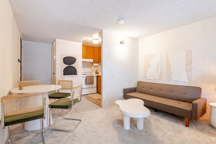 Waikiki 1 Block To Beach Free Parking Full Kitchen - Kaimana Beach, HI