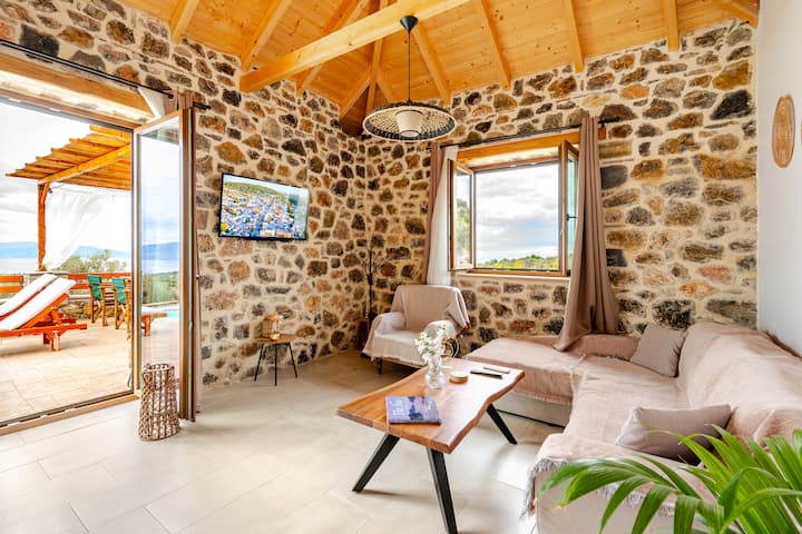 Stone House With Unique View And Swimming Pool - Эвбея