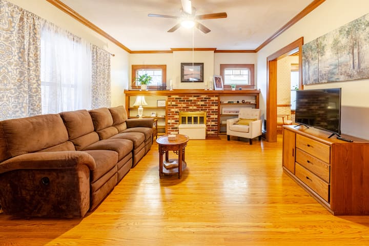 Spacious 4br + Loft (Open) | Sleeps 10–16 - Rochester, NY