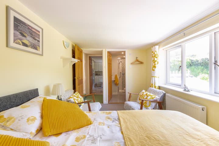 Farmhouse - Private Room, Ensuite Sleeps 2 - Colwyn Bay