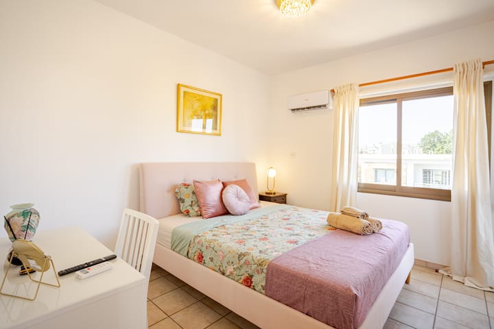 By The Seaside Chic & Cozy Apartment - Paphos