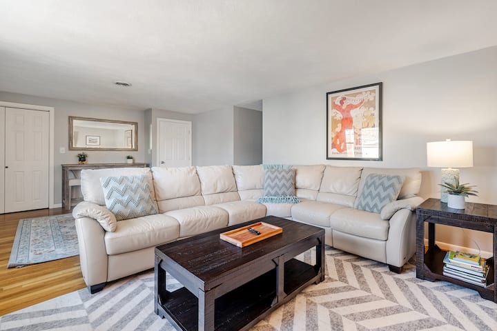 New Waltham Top Floor Spotless 3 Bed Condo - Weston, MA