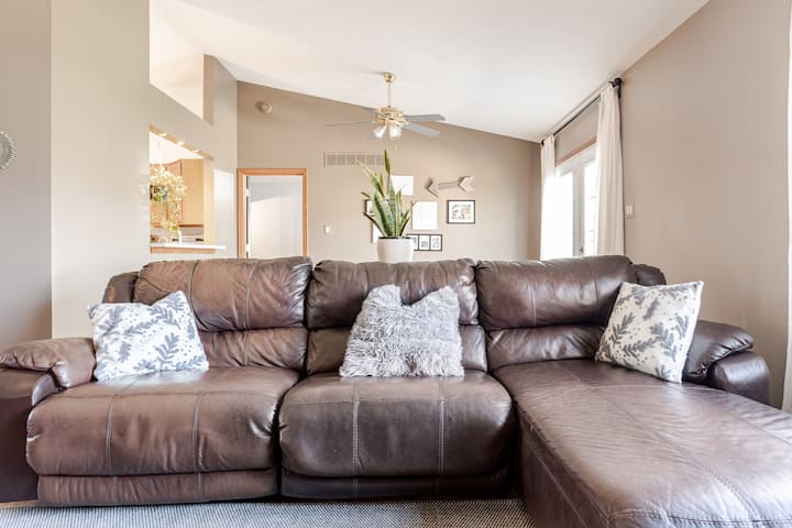 Fishers Getaway • Hot Tub • Walk To Dining • Pets! - Fishers, IN