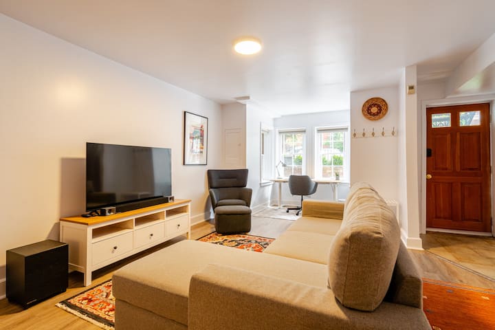 Modern, Ultra-convenient Capitol Hill Apartment - Union Station Washington
