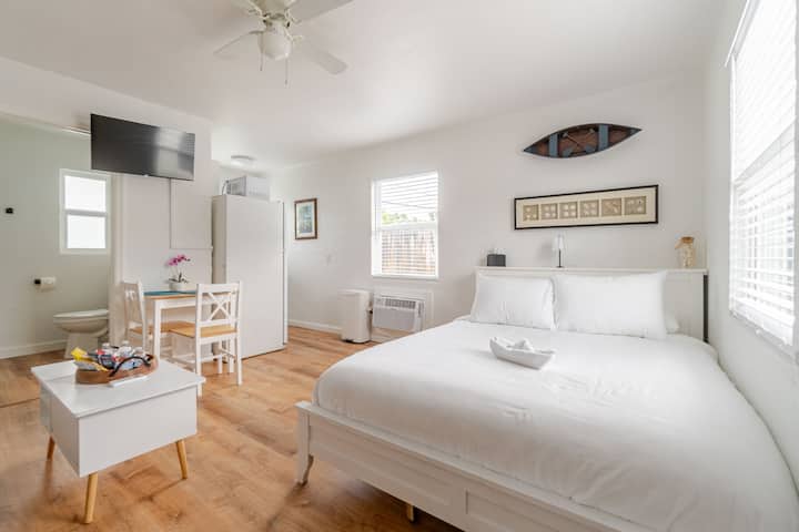 Summer-ready Studio In The Heart Of Wpb - West Palm Beach, FL