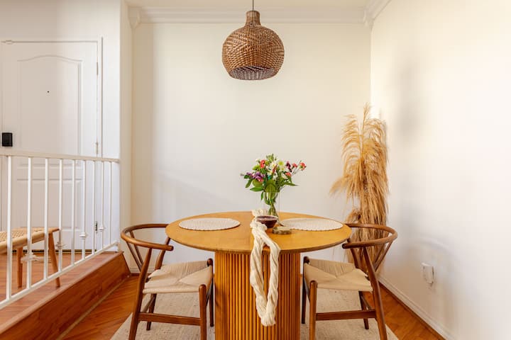 Convenient Cozy Bohemian Condo - Hawthorne