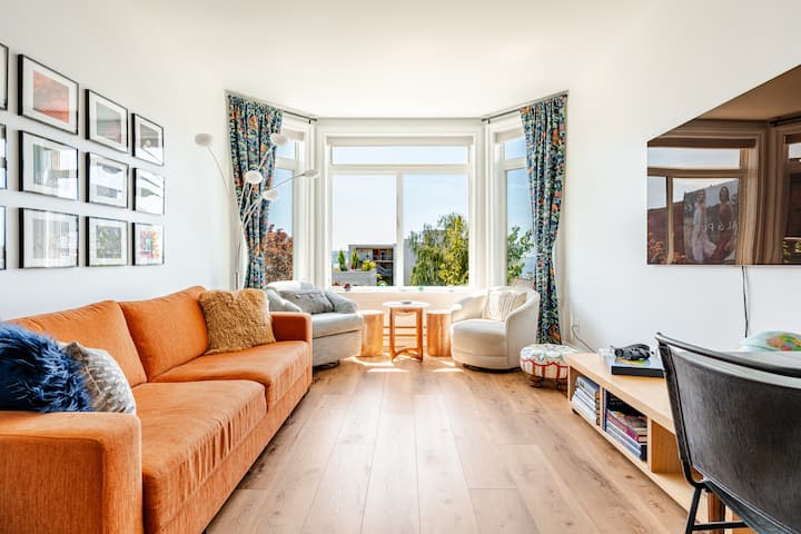 Bustling City Life With Partial Views, Pool, Spa - Seattle, WA