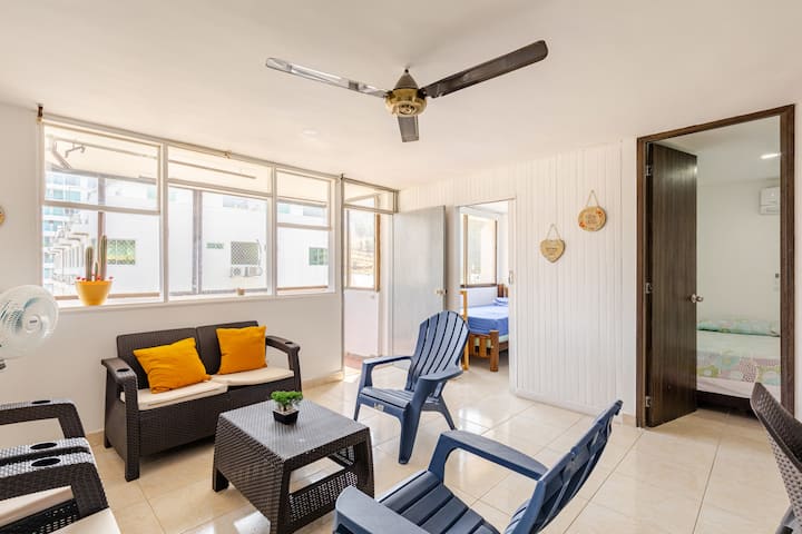 2 Blocks From Beach | Rodadero Flat With Balcony - Santa Marta