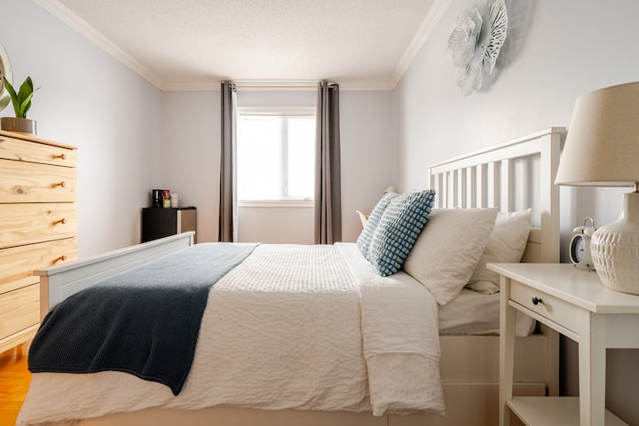 Adorable & Cozy Bedroom With Parking Near Downtown - Ottawa