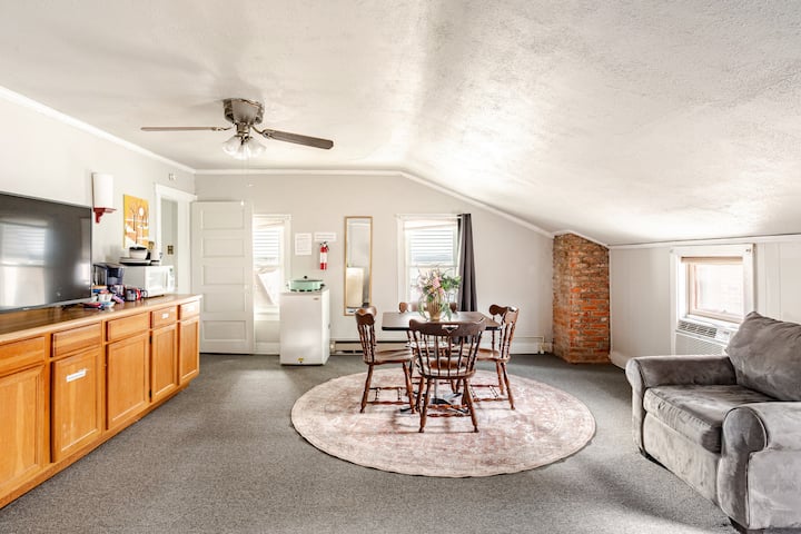 2nd Floor Apt W/ Private Parking - Marietta, PA
