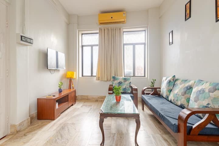 Spacious 2bhk Balcony Apartment With Tv & Wifi - Mumbai