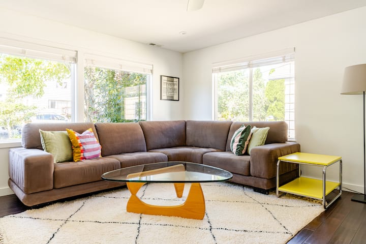 Madison Valley Getaway W/ Parking & Large Deck - Seattle, WA